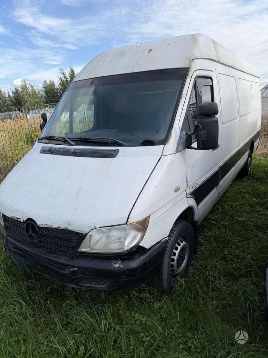 White Mercedes-Benz Sprinter 2005 in Kaunas, with an engine capacity of 2.70 L and mileage of 261 thousand km for 2300 €, photo 3 on AUTOMOTO.COM.LV