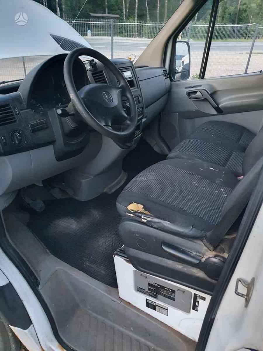 White Mercedes-Benz Sprinter 2010 in Radviliskis, with an engine capacity of 3.00 L and mileage of 272 thousand km for 4300 €, photo 6 on AUTOMOTO.COM.LV