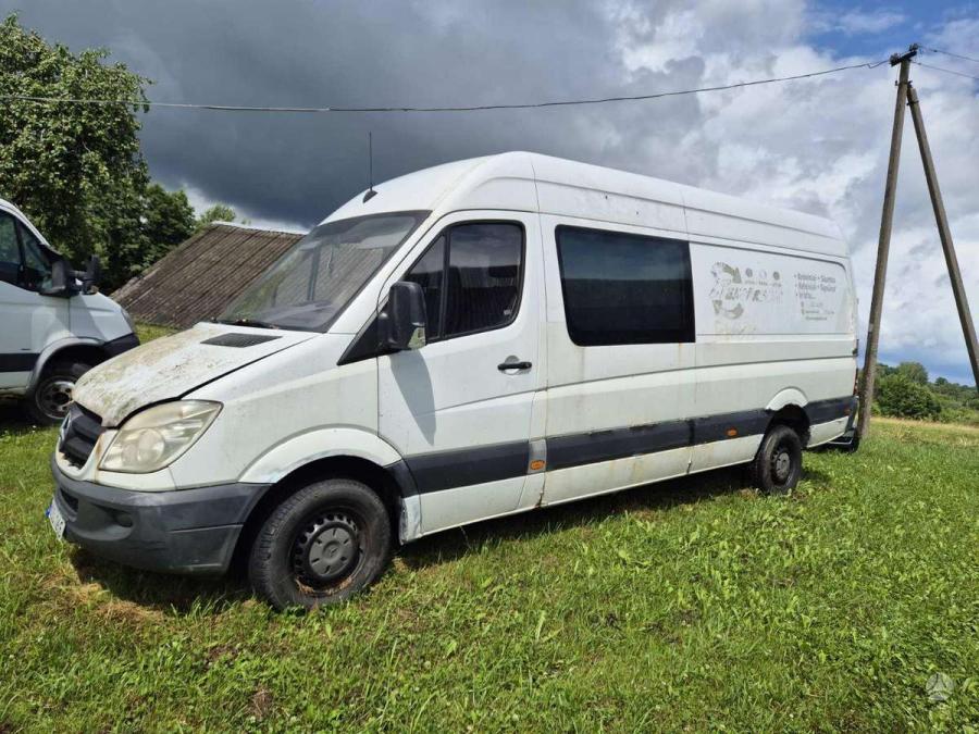 White Mercedes-Benz Sprinter 2016 in Moletai, with an engine capacity of 2.14 L and mileage of 580 thousand km for 2000 €, photo 4 on AUTOMOTO.COM.LV