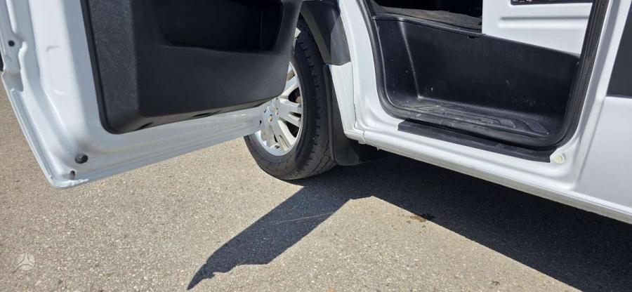 White Mercedes-Benz Sprinter 2018 in Siauliai, with an engine capacity of 2.15 L and mileage of 313 thousand km for 11300 €, photo 14 on AUTOMOTO.COM.LV