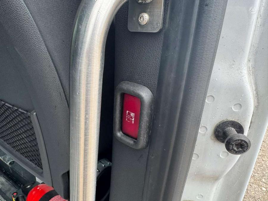 White Mercedes-Benz Sprinter 2018 in Taurage, with an engine capacity of 2.14 L and mileage of 392 thousand km for 16000 €, photo 8 on AUTOMOTO.COM.LV