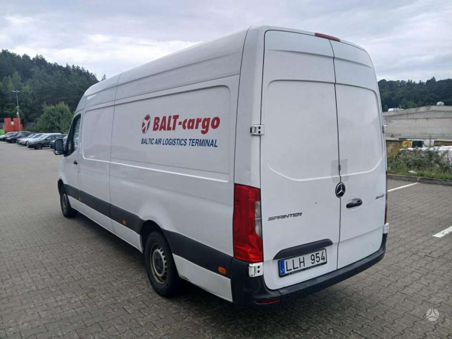 White Mercedes-Benz Sprinter 2020 in Vilnius, with an engine capacity of 2.14 L and mileage of 311 thousand km for 14036 €, photo 4 on AUTOMOTO.COM.LV