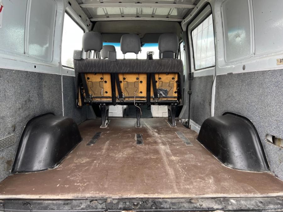 White Mercedes-Benz Sprinter 2002 in Riga, with an engine capacity of 2.20 L and mileage of 420 thousand km for 2799 €, photo 9 on AUTOMOTO.COM.LV