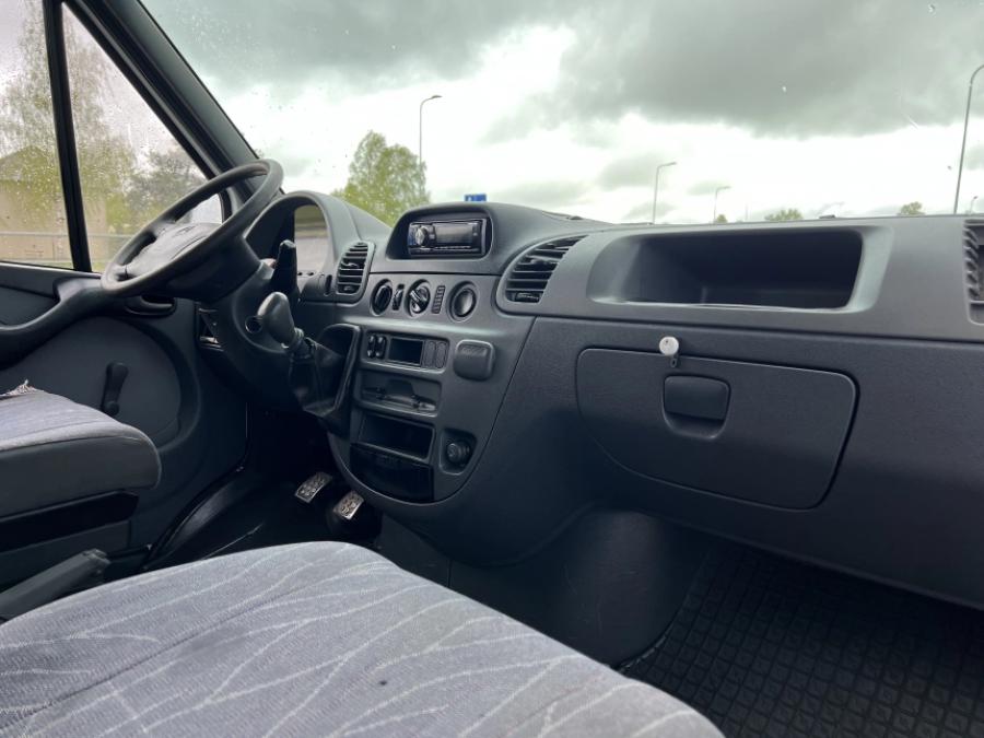 White Mercedes-Benz Sprinter 2002 in Riga, with an engine capacity of 2.20 L and mileage of 420 thousand km for 2799 €, photo 10 on AUTOMOTO.COM.LV