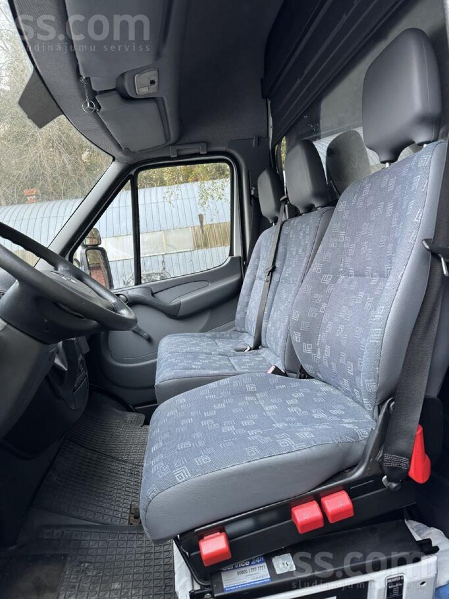 White Mercedes-Benz Sprinter 2003 in Riga, with an engine capacity of 2.20 L and mileage of 216 thousand km for 2990 €, photo 6 on AUTOMOTO.COM.LV