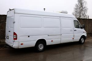 White Mercedes-Benz Sprinter 2003 in Tallinn, with an engine capacity of 2.10 L and mileage of 586 thousand km for 1499 €, photo 4 on AUTOMOTO.COM.LV
