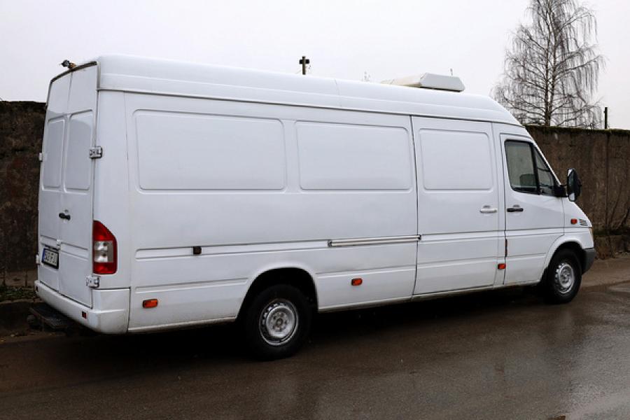 White Mercedes-Benz Sprinter 2003 in Tallinn, with an engine capacity of 2.10 L and mileage of 586 thousand km for 1499 €, photo 4 on AUTOMOTO.COM.LV