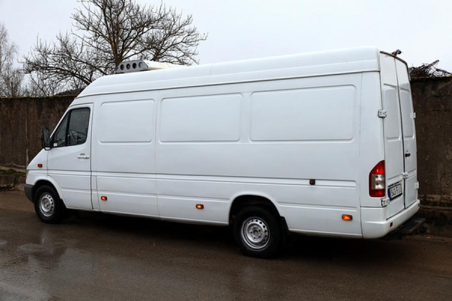 White Mercedes-Benz Sprinter 2003 in Tallinn, with an engine capacity of 2.10 L and mileage of 586 thousand km for 1499 €, photo 5 on AUTOMOTO.COM.LV