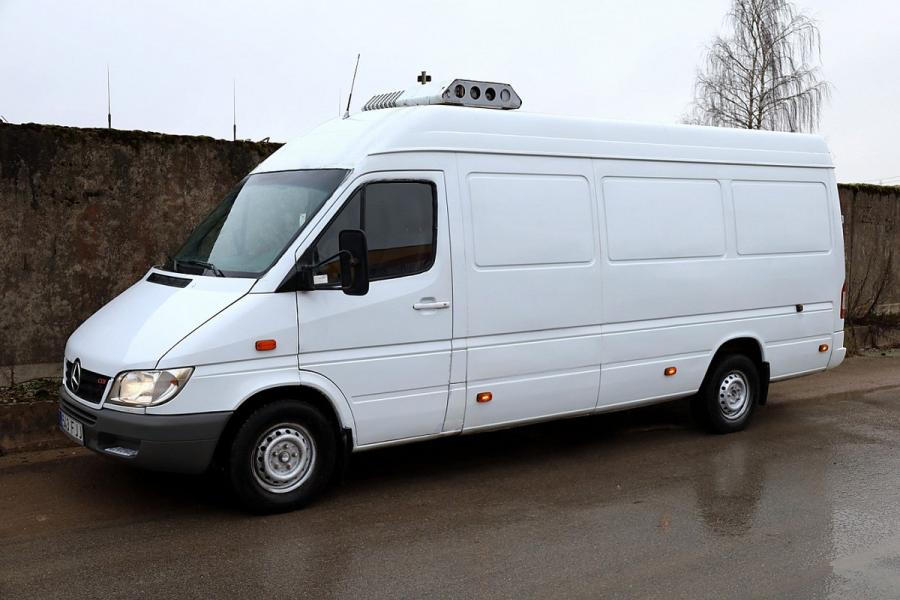 White Mercedes-Benz Sprinter 2003 in Tallinn, with an engine capacity of 2.10 L and mileage of 586 thousand km for 1499 €, photo 11 on AUTOMOTO.COM.LV