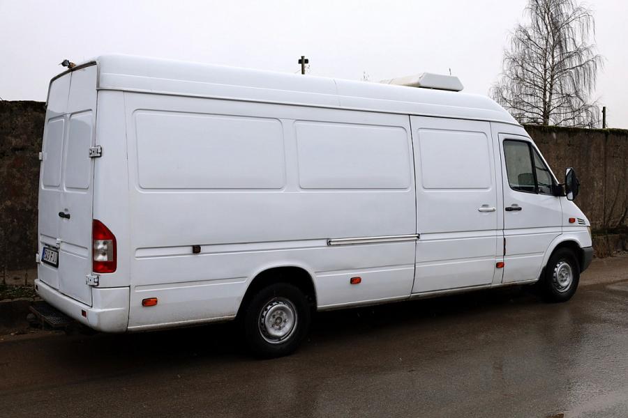White Mercedes-Benz Sprinter 2003 in Tallinn, with an engine capacity of 2.10 L and mileage of 586 thousand km for 1499 €, photo 12 on AUTOMOTO.COM.LV