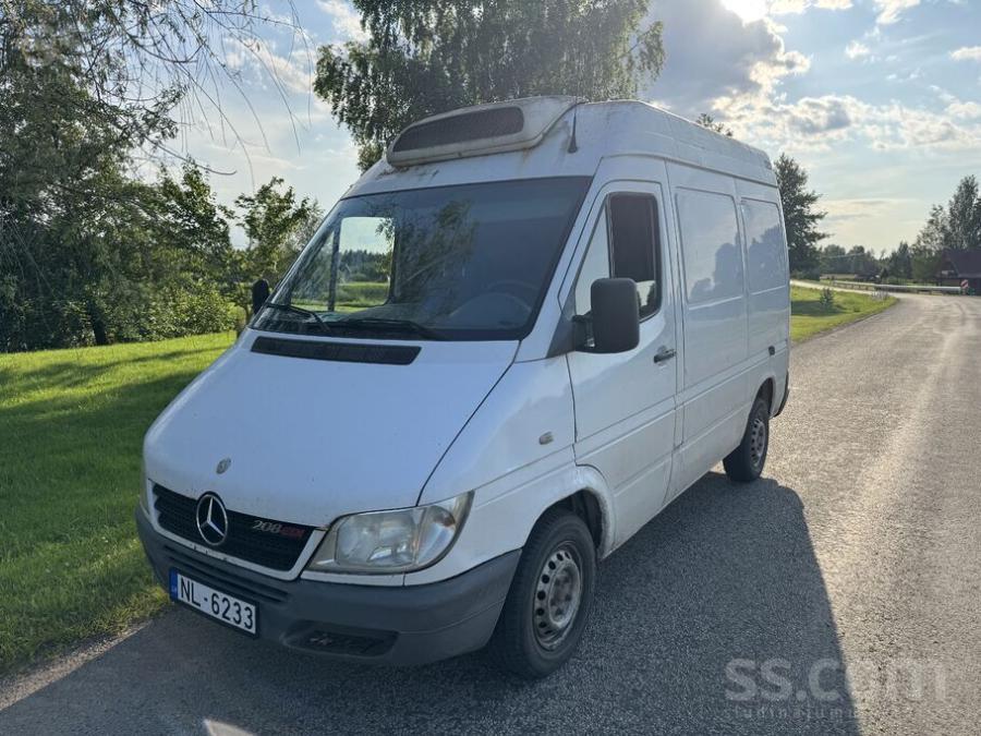 White Mercedes-Benz Sprinter 2004 in Valmiera, with an engine capacity of 2.50 L and mileage of 282 thousand km for 1700 €, photo 1 on AUTOMOTO.COM.LV