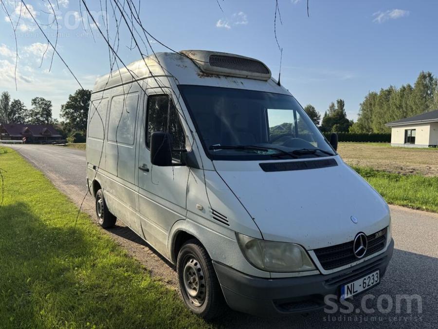 White Mercedes-Benz Sprinter 2004 in Valmiera, with an engine capacity of 2.50 L and mileage of 282 thousand km for 1700 €, photo 2 on AUTOMOTO.COM.LV