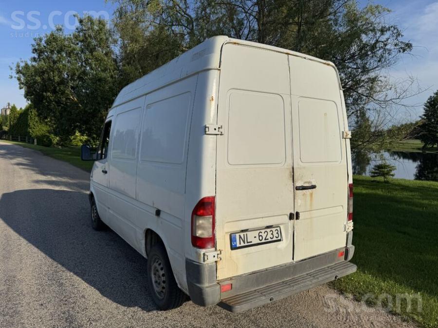 White Mercedes-Benz Sprinter 2004 in Valmiera, with an engine capacity of 2.50 L and mileage of 282 thousand km for 1700 €, photo 4 on AUTOMOTO.COM.LV