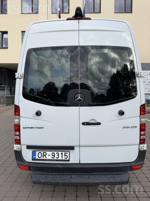 White Mercedes-Benz Sprinter 2015 in Riga, with an engine capacity of 2.10 L and mileage of 291 thousand km for 18500 €, photo 6 on AUTOMOTO.COM.LV