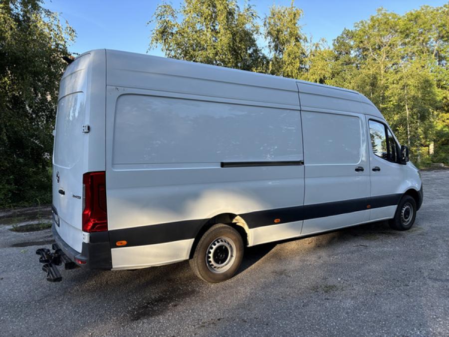 White Mercedes-Benz Sprinter 2018 in Parnu, with an engine capacity of 2.10 L and mileage of 442 thousand km for 14000 €, photo 4 on AUTOMOTO.COM.LV