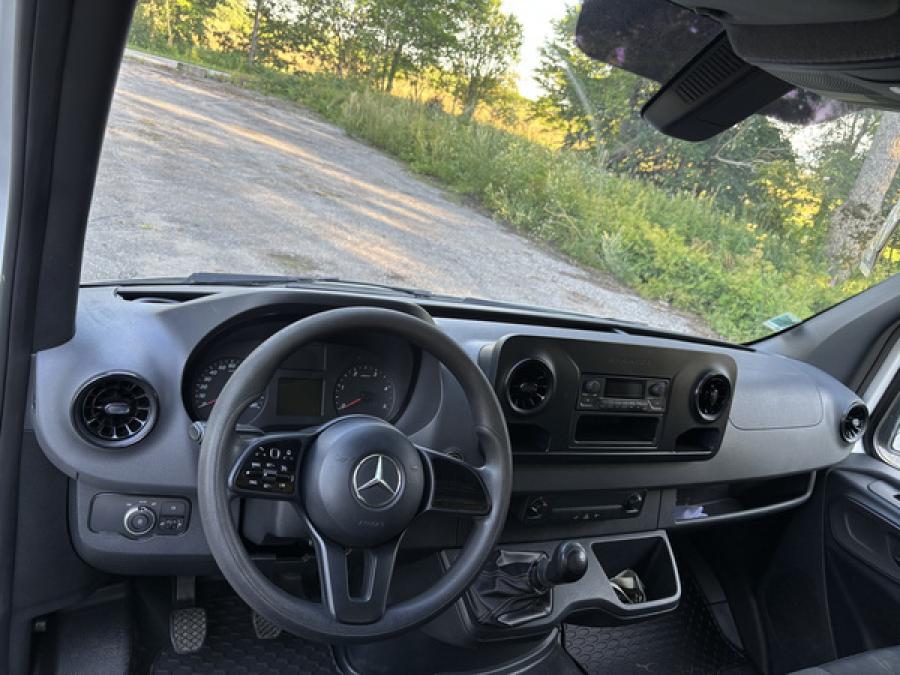 White Mercedes-Benz Sprinter 2018 in Parnu, with an engine capacity of 2.10 L and mileage of 442 thousand km for 14000 €, photo 6 on AUTOMOTO.COM.LV