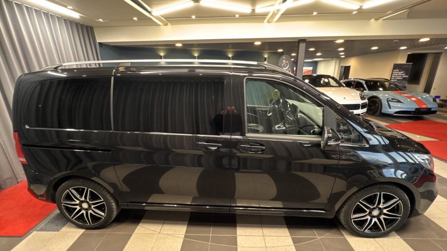 Black Mercedes-Benz V 250 2017 in Riga, with an engine capacity of 2.00 L and mileage of 134 thousand km for 27190 €, photo 4 on AUTOMOTO.COM.LV