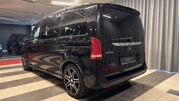 Melns Mercedes-Benz V 250 2017 Rīga, ar dzinēja tilpumu 2.00 L un nobraukumu 134 tūkst. km par 27190 €, foto 5 vietnē AUTOMOTO.COM.LV