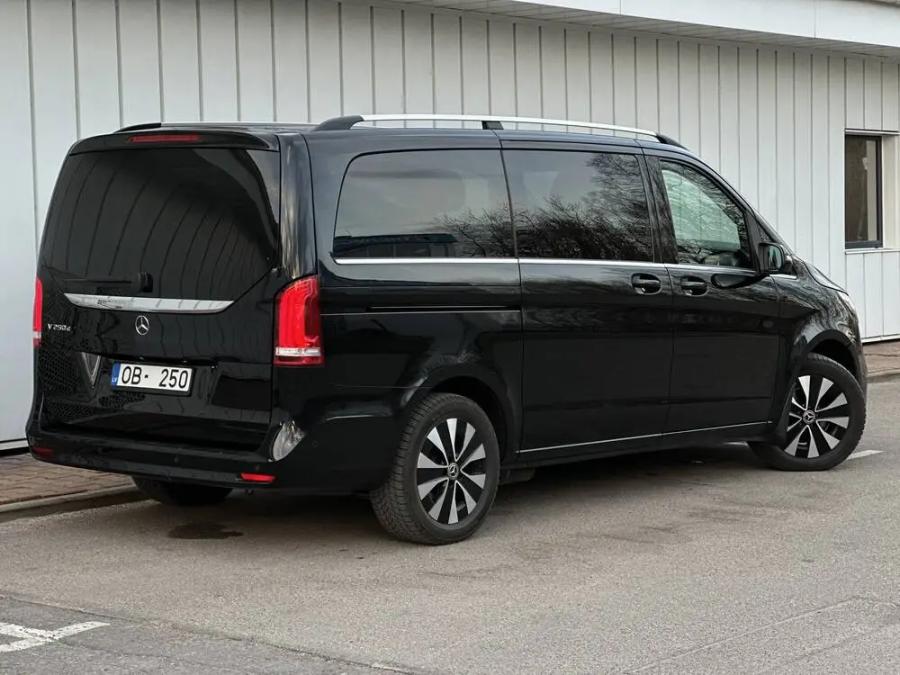 Black Mercedes-Benz V 250 2023 in Riga, with an engine capacity of 2.00 L and mileage of 44 thousand km for 55800 €, photo 4 on AUTOMOTO.COM.LV