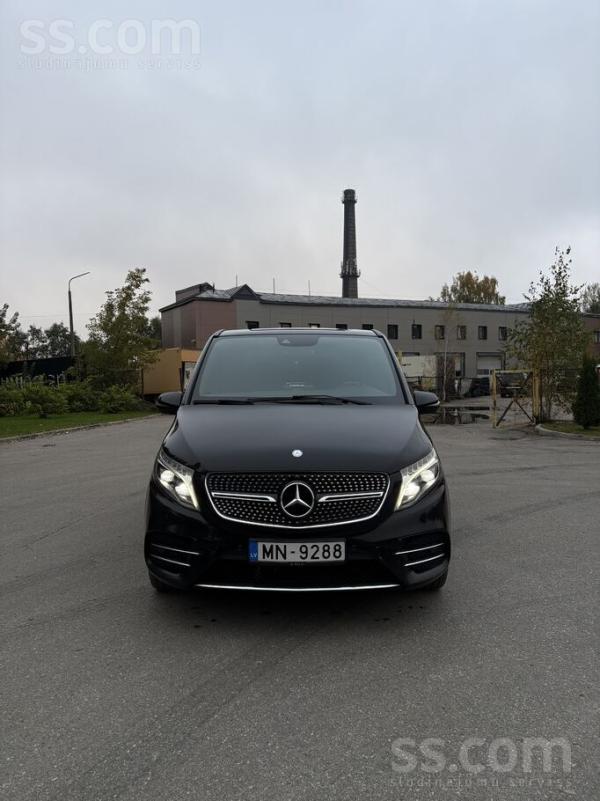 Black Mercedes-Benz V 250 2016 in Riga, with an engine capacity of 2.10 L and mileage of 326 thousand km for 22500 €, photo 3 on AUTOMOTO.COM.LV