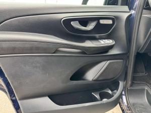 Blue Mercedes-Benz V 250 2018 in Kaunas, with an engine capacity of 2.14 L and mileage of 220 thousand km for 26500 €, photo 17 on AUTOMOTO.COM.LV