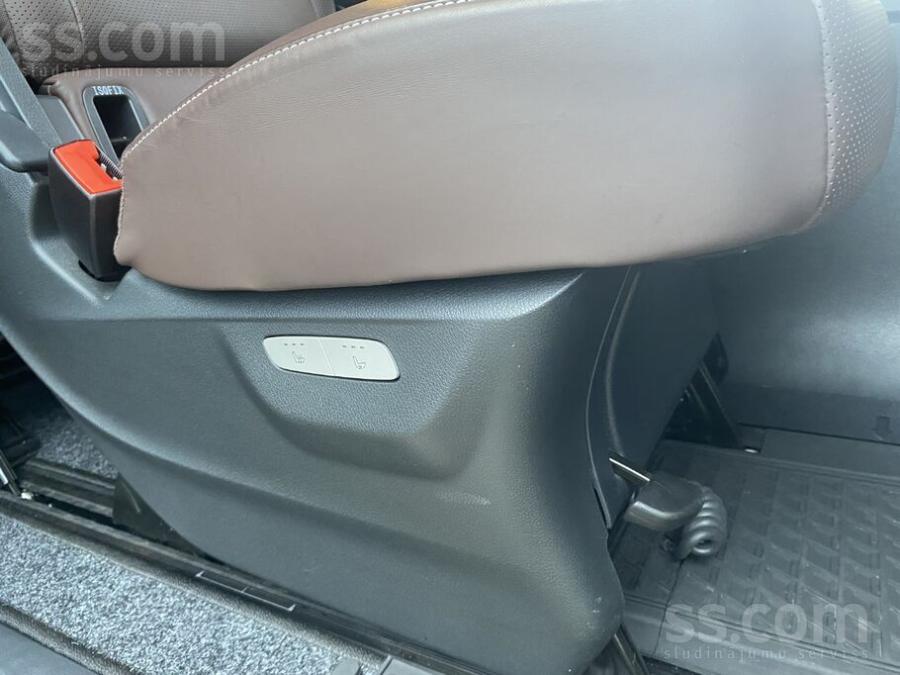 Brown Mercedes-Benz V 250 2018 in Riga, with an engine capacity of 2.20 L and mileage of 110 thousand km for 45000 €, photo 15 on AUTOMOTO.COM.LV
