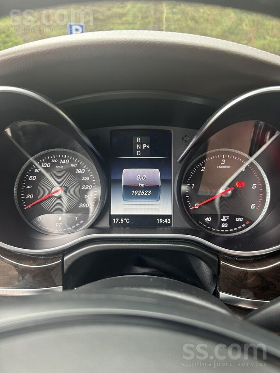 Pelēks Mercedes-Benz V 250 2015 Rīga, ar dzinēja tilpumu 2.20 L un nobraukumu 193 tūkst. km par 26800 €, foto 12 vietnē AUTOMOTO.COM.LV