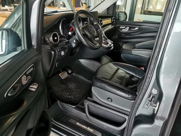 Grey Mercedes-Benz V 250 2016 in Kuldiga, with an engine capacity of 2.20 L and mileage of 221 thousand km for 29990 €, photo 8 on AUTOMOTO.COM.LV