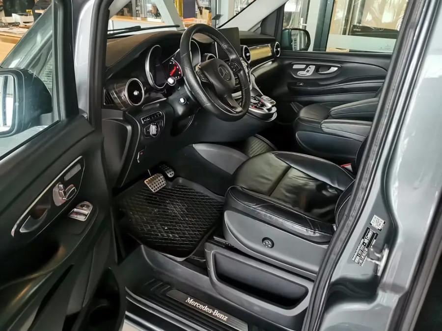 Grey Mercedes-Benz V 250 2016 in Kuldiga, with an engine capacity of 2.20 L and mileage of 221 thousand km for 29990 €, photo 9 on AUTOMOTO.COM.LV