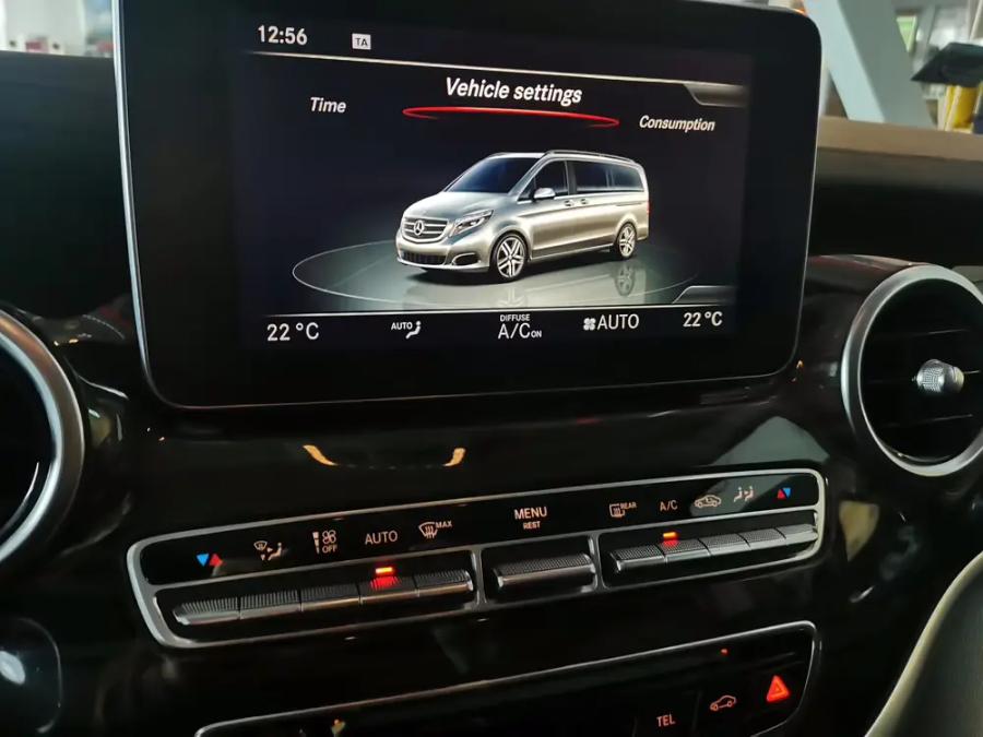 Grey Mercedes-Benz V 250 2016 in Kuldiga, with an engine capacity of 2.20 L and mileage of 221 thousand km for 29990 €, photo 17 on AUTOMOTO.COM.LV