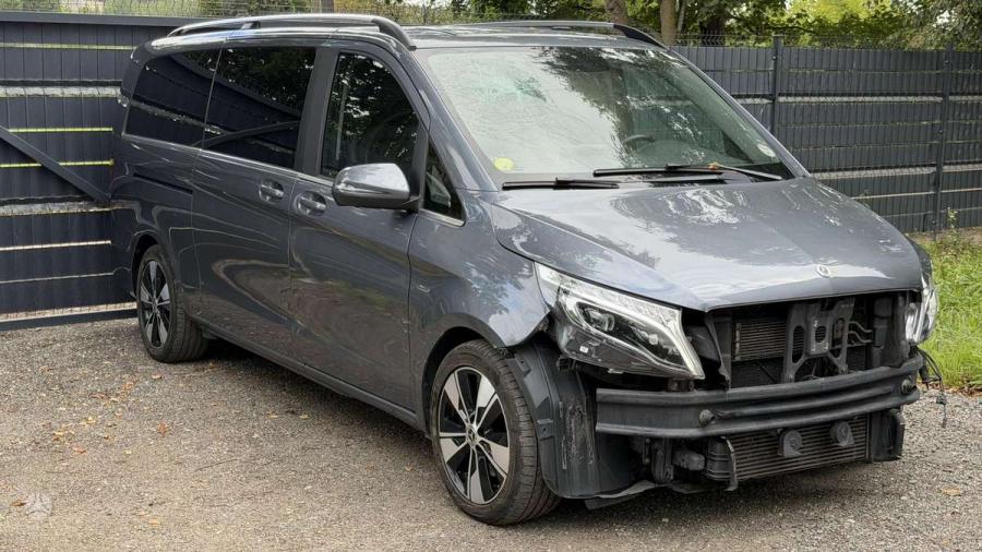 Grey Mercedes-Benz V 250 2019 in Jonava, with an engine capacity of 1.95 L and mileage of 270 thousand km for 18500 €, photo 14 on AUTOMOTO.COM.LV