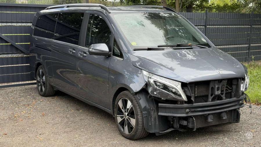Grey Mercedes-Benz V 250 2019 in Jonava, with an engine capacity of 1.95 L and mileage of 270 thousand km for 17500 €, photo 9 on AUTOMOTO.COM.LV
