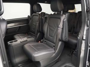 Pelēks Mercedes-Benz V 250 2022 Viļņa, ar dzinēja tilpumu 0.00 L un nobraukumu 126 tūkst. km par 48500 €, foto 19 vietnē AUTOMOTO.COM.LV