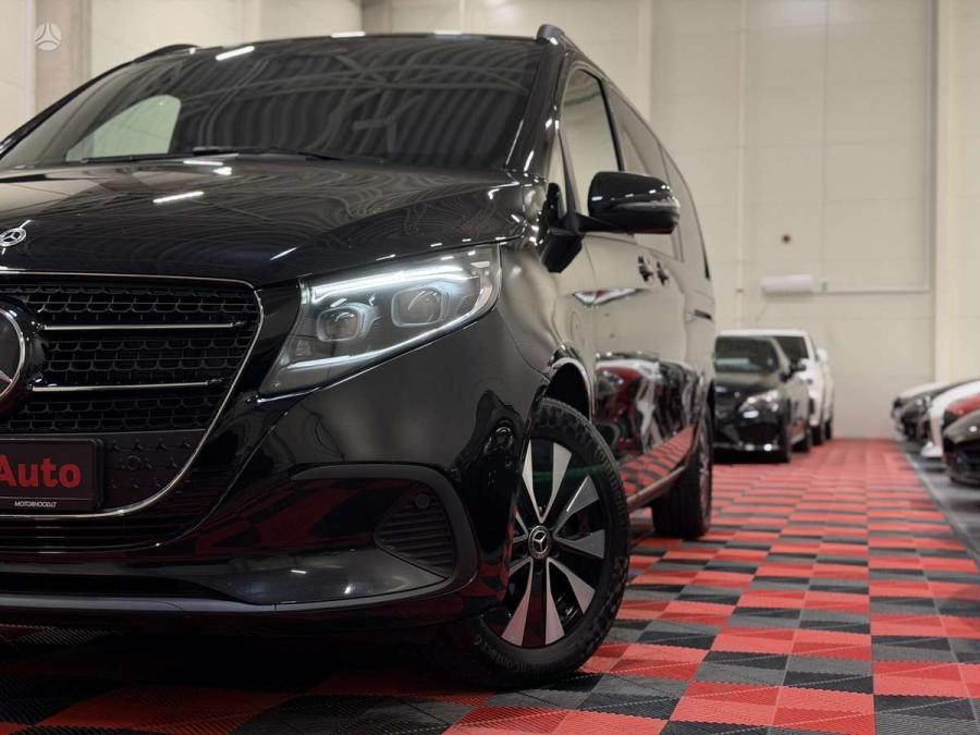 Melns Mercedes-Benz V 300 2024 Viļņa, ar dzinēja tilpumu 1.95 L un nobraukumu 30 tūkst. km par 79900 €, foto 8 vietnē AUTOMOTO.COM.LV