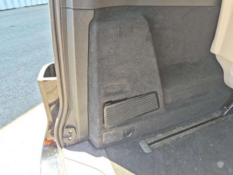 Black Mercedes-Benz V 300 2024 in Klaipeda, with an engine capacity of 1.95 L and mileage of 69 thousand km for 31750 €, photo 23 on AUTOMOTO.COM.LV