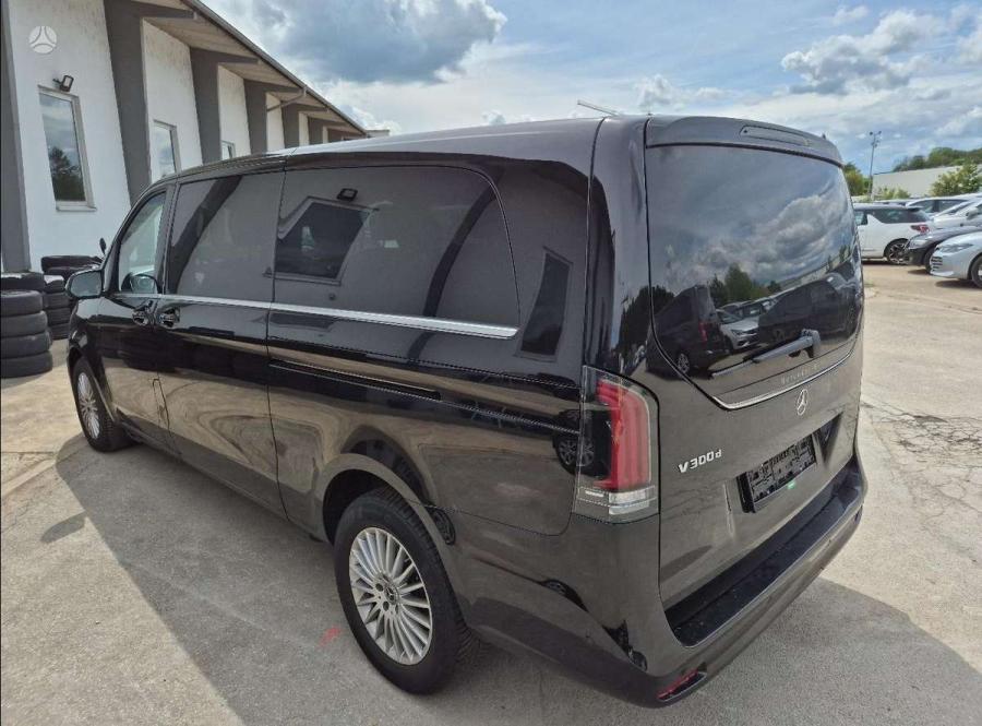 Melns Mercedes-Benz V 300 2025 Klaipėda, ar dzinēja tilpumu 1.95 L un nobraukumu 40 tūkst. km par 27500 €, foto 3 vietnē AUTOMOTO.COM.LV