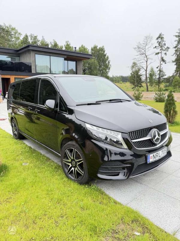 Melns Mercedes-Benz V 300 2022 Viļņa, ar dzinēja tilpumu 1.95 L un nobraukumu 142 tūkst. km par 53900 €, foto  vietnē AUTOMOTO.COM.LV