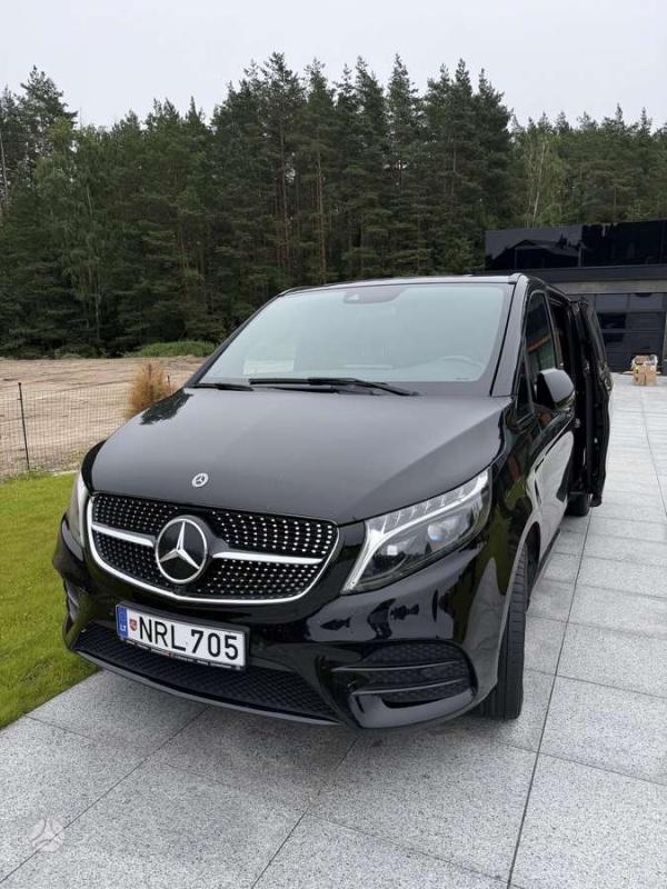Melns Mercedes-Benz V 300 2022 Viļņa, ar dzinēja tilpumu 1.95 L un nobraukumu 142 tūkst. km par 53900 €, foto 2 vietnē AUTOMOTO.COM.LV