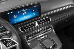 Melns Mercedes-Benz V 300 2024 Rīga, ar dzinēja tilpumu 2.00 L un nobraukumu 12 tūkst. km par 103455 €, foto 30 vietnē AUTOMOTO.COM.LV