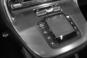Melns Mercedes-Benz V 300 2024 Rīga, ar dzinēja tilpumu 2.00 L un nobraukumu 12 tūkst. km par 103455 €, foto 32 vietnē AUTOMOTO.COM.LV