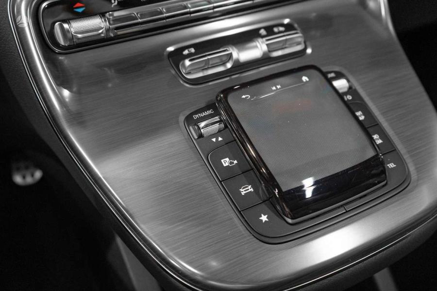 Melns Mercedes-Benz V 300 2024 Rīga, ar dzinēja tilpumu 2.00 L un nobraukumu 12 tūkst. km par 103455 €, foto 32 vietnē AUTOMOTO.COM.LV