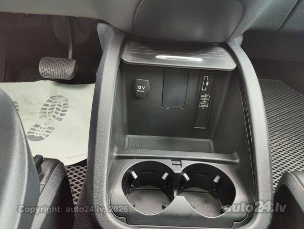 Black Mercedes-Benz V-Class 2017 in Tallinn, with an engine capacity of 2.10 L and mileage of 204 thousand km for 35999 €, photo 10 on AUTOMOTO.COM.LV