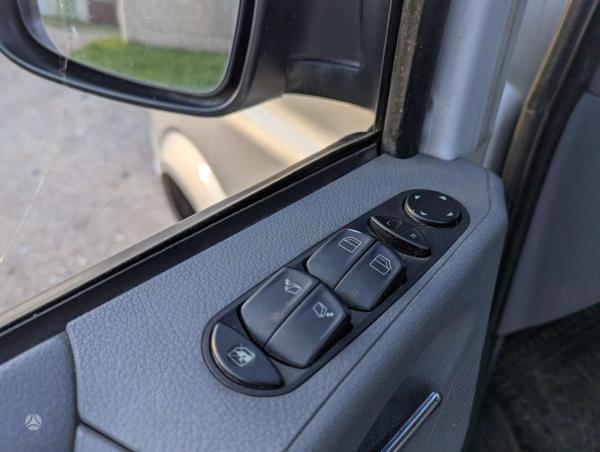 Grey Mercedes-Benz Viano 2005 in Prienai, with an engine capacity of 2.20 L and mileage of 480 thousand km for 3850 €, photo 10 on AUTOMOTO.COM.LV