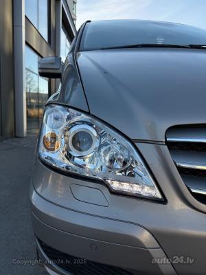 Pelēks Mercedes-Benz Viano 2013 Tallina, ar dzinēja tilpumu 2.20 L un nobraukumu 200 tūkst. km par 19990 €, foto 18 vietnē AUTOMOTO.COM.LV