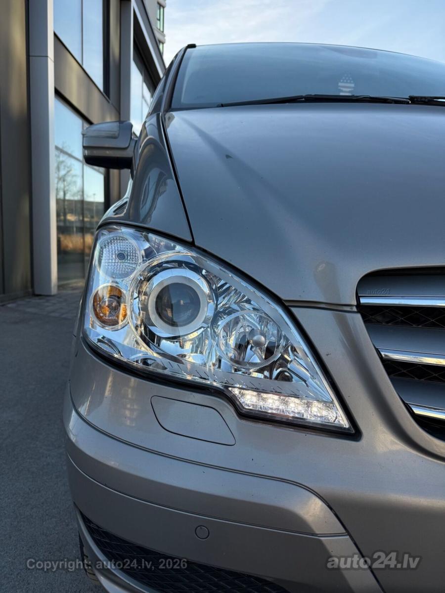 Pelēks Mercedes-Benz Viano 2013 Tallina, ar dzinēja tilpumu 2.20 L un nobraukumu 200 tūkst. km par 19990 €, foto 18 vietnē AUTOMOTO.COM.LV