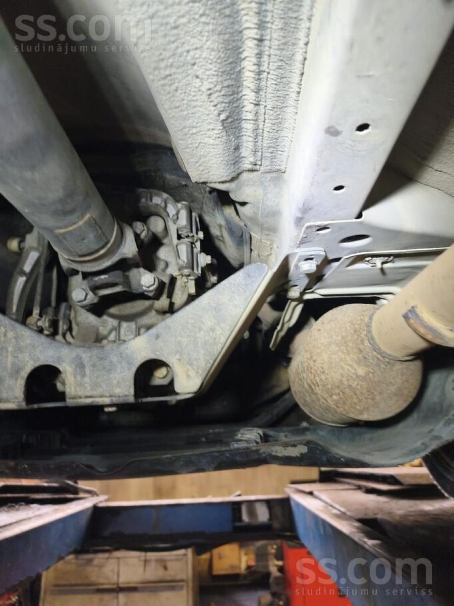 Red Mercedes-Benz Viano 2008 in Liepaja, with an engine capacity of 2.20 L and mileage of 256 thousand km for 11800 €, photo 23 on AUTOMOTO.COM.LV