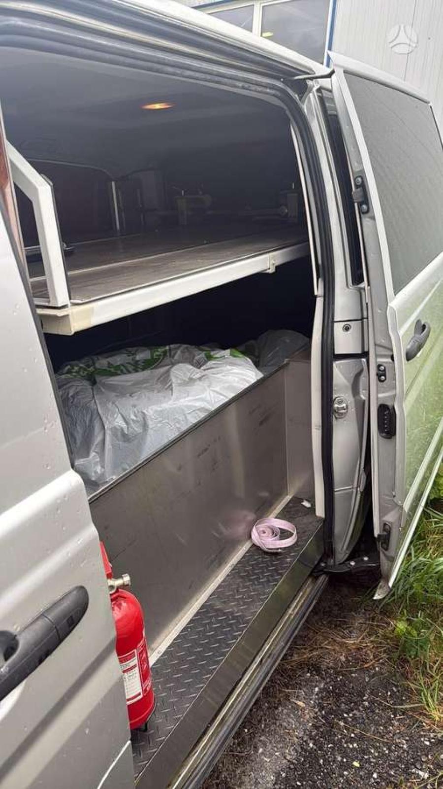 Grey Mercedes-Benz Vito 2006 in Kaunas, with an engine capacity of 2.15 L and mileage of 254 thousand km for 5400 €, photo 7 on AUTOMOTO.COM.LV