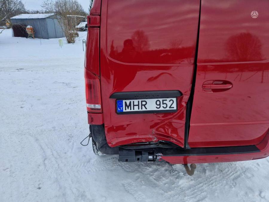 Red Mercedes-Benz Vito 2015 in Siauliai, with an engine capacity of 2.14 L and mileage of 151 thousand km for 11000 €, photo 9 on AUTOMOTO.COM.LV