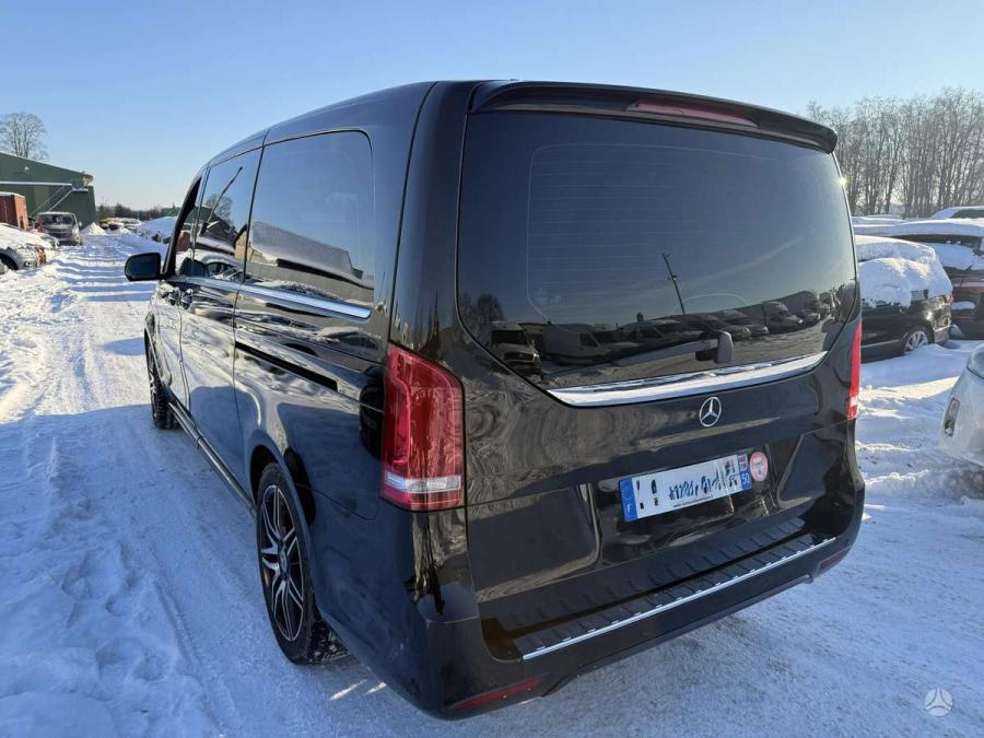 Black Mercedes-Benz Vito V220 2018 in Taurage, with an engine capacity of 2.14 L and mileage of 413 thousand km for 27830 €, photo 4 on AUTOMOTO.COM.LV