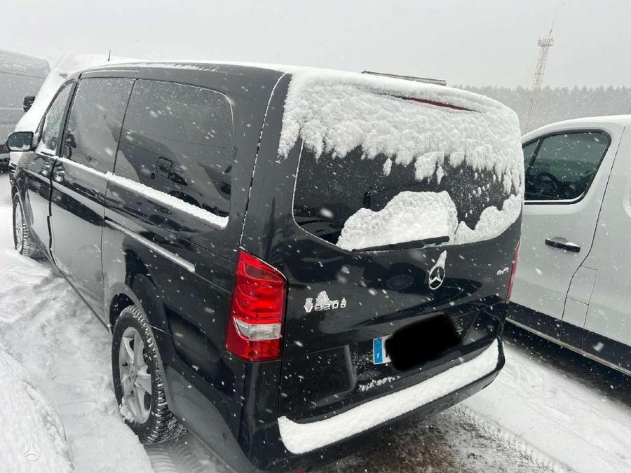 Black Mercedes-Benz Vito V220 2019 in Vilnius, with an engine capacity of 1.95 L and mileage of 325 thousand km for 28435 €, photo 5 on AUTOMOTO.COM.LV
